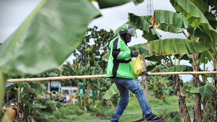 Foto Perjuangan Mitra Driver Gojek Antar Orderan GoFood - Tribun-timur.com