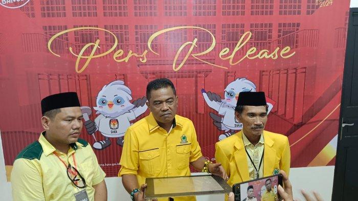 Usman Marham Siap Lawan Irwan Hamid di Pilkada Pinrang 2024 - Tribun ...