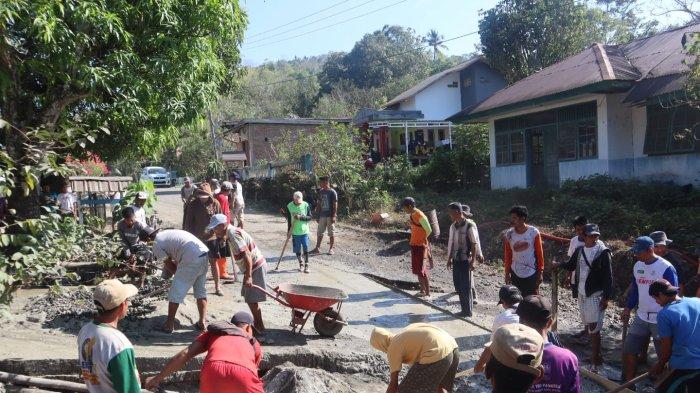 Warga Pinrang Gotong Royong Perbaiki Jalanan Rusak di Benteng Paremba - Tribun-timur.com