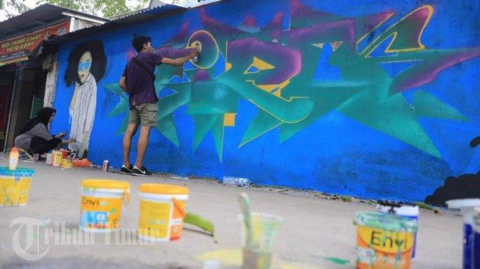 FOTO: Komunitas Celebes Street Art Lukis Rumah Warga - Tribun-timur.com