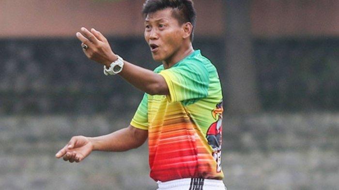 Legenda Sepakbola Indonesia Marwal Iskandar Latih Klub Mr Redmont Club ...