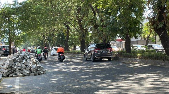 Ternyata karena Tahan Hujan, Pemprov Sulsel Paving Block Jalan Lubang di Jl Hertasning Makassar ...