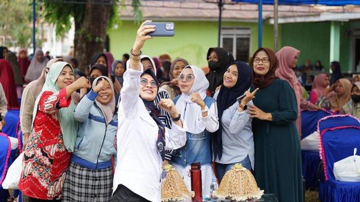 Ratusan Warga Bontonompo Selatan Sambut Husniah Talenrang - Tribun-timur.com