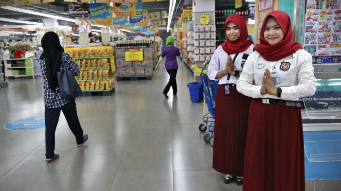 FOTO: Hardiknas, Karyawan Hypermart Berseragam Sekolah Layani Konsumen - Tribun-timur.com