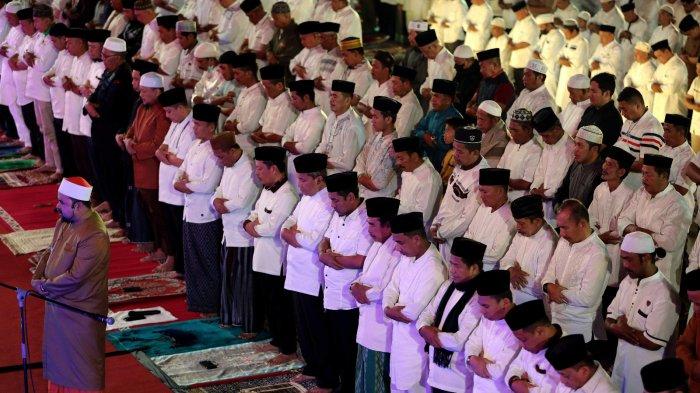 Waktu Magrib Jam Berapa? Lengkap Bacaan Niat dan Tata Caranya - Tribun ...