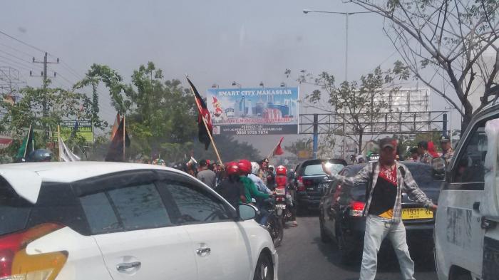 Macet Parah, Ada Demo Depan Universitas Islam Makassar - Tribun-timur.com