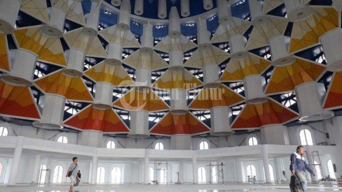 Foto Indahnya Interior Dalam Masjid 99 Kuba di CPI Makassar - Tribun ...