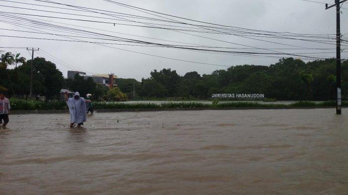 Air Danau Unhas Meluap, Warga Berburu Ikan di Jl Poros Perintis ...