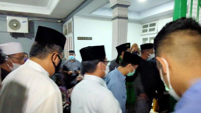 Kapolda dan Kapolrestabes Makassar Melayat ke Rumah Duka AGH Sanusi Baco - Tribun-timur.com