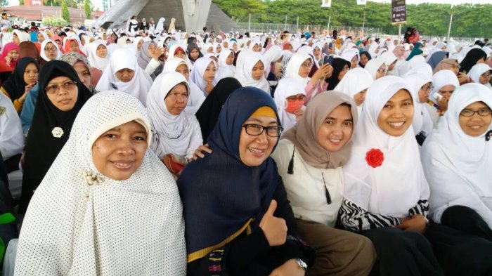 Istri Anis Matta Bertemu Sri Rahmi di Tablig Akbar PKS - Tribun-timur.com