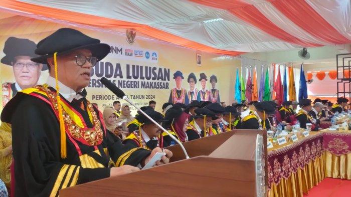 Kukuhkan 1.000 Wisudawan, Rektor UNM Prof Husain Syam: Jangan Lupakan ...