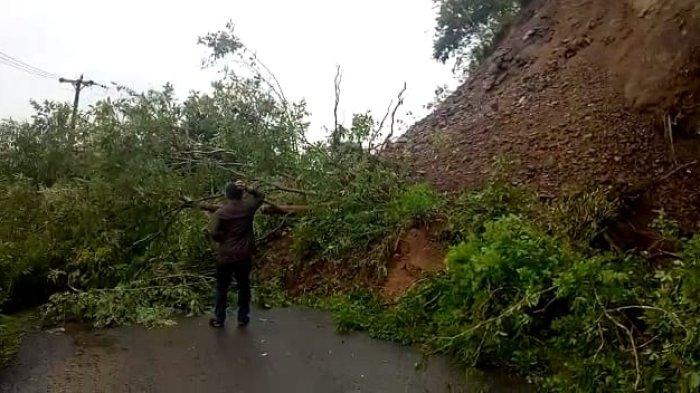 Akses Jalan Penghubung Tertutup Material Longsor di Dusun Barang Pujananting - Tribun-timur.com