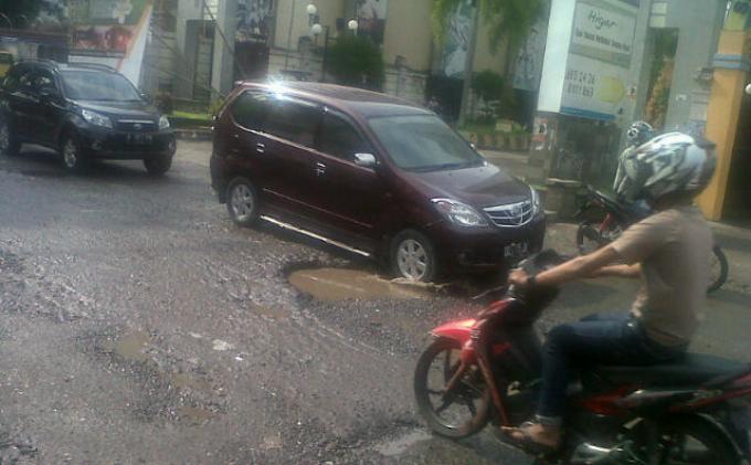 Hati-hati, Lebih 100 Lubang di Jl Landak Baru Makassar - Tribun-timur.com