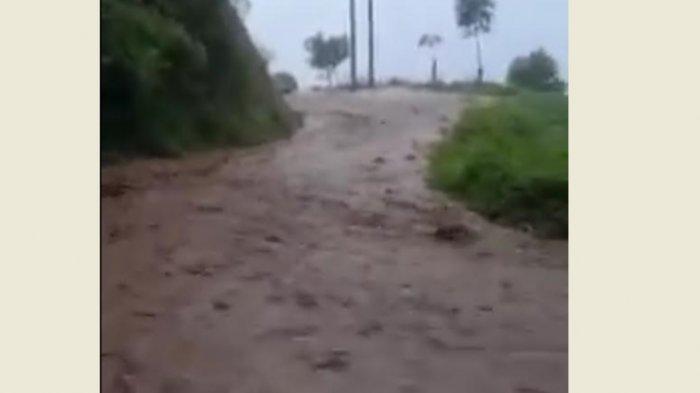 Hujan Deras, Jalan di Latimojong Luwu Berubah Jadi 'Sungai' - Tribun-timur.com