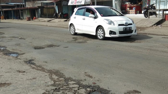 Jalan Trans Sulawesi Depan SPBU Soreang Parepare Rusak dan Berlubang ...