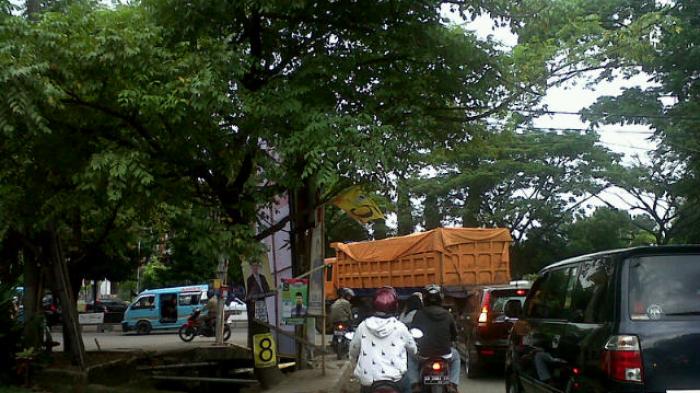 Maju-Mundur, Rembang 10 Ini Bikin Macet Jl Landak Baru - Tribun-timur.com