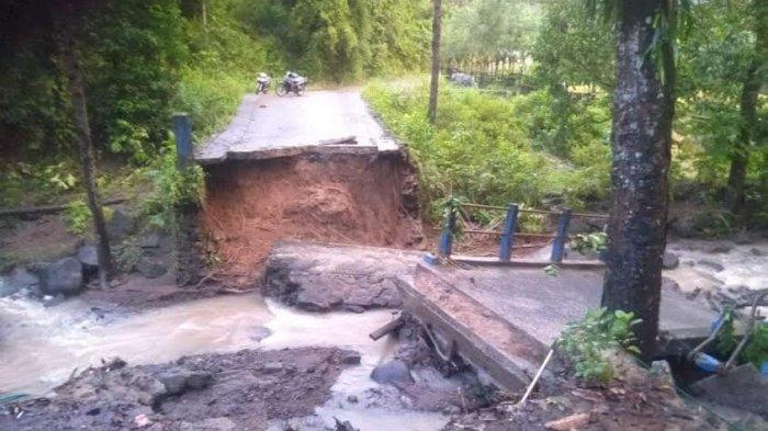 Sungai Meluap di Maros, Jembatan Penghubung 2 Desa di Tompobulu Putus Diterjang Air Bah - Tribun ...