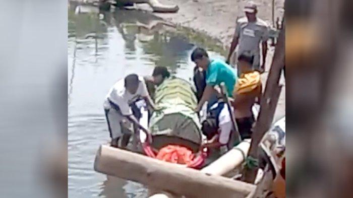 Viral, Gegara Jembatan Miring, Jenazah Diangkut Pakai Perahu dari ...