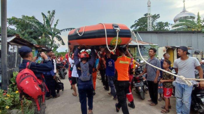 Basarnas Turunkan Perahu Karet dan Penyelam Cari Korban Jatuh di Sungai ...