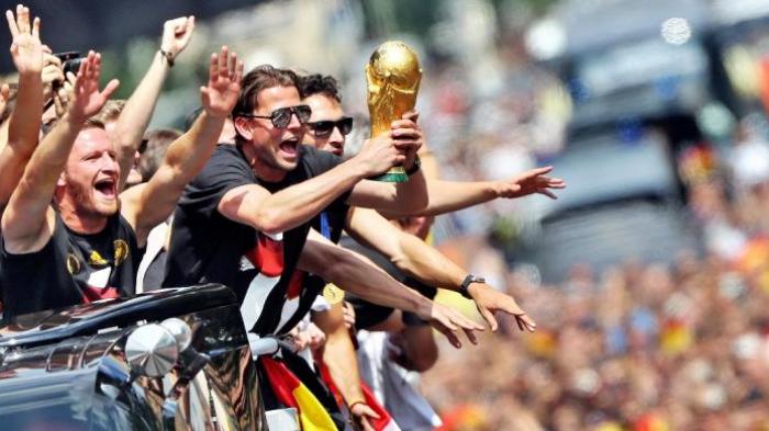 Juara Dunia, Lautan Suporter Sambut Skuad Jerman - Tribun-timur.com