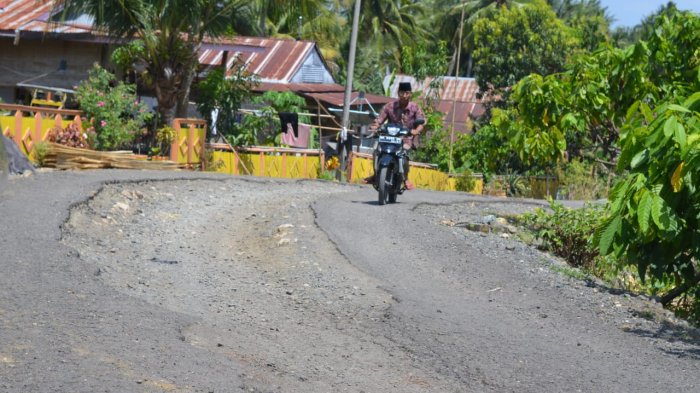 Jalan Poros Tetewatu-Paroto Rusak Parah, Ini Harapan Pengguna Jalan ...