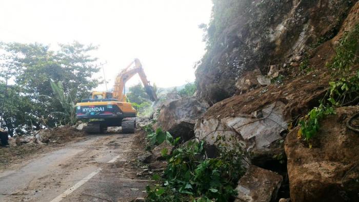 Jalur Trans Lintas Barat Sulawesi di Majene Masih Rawan Longsor ... Jalur Trans Lintas Barat Sulawesi di Majene Masih Rawan Longsor ...