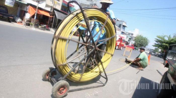 FOTO: Pemasangan Kabel Optik PT Telkom - Tribun-timur.com