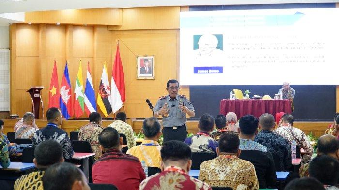 Jadi Narasumber, Liberti Sitinjak Ceramah Kepemimpinan Pada Peserta PKA - Tribun-timur.com