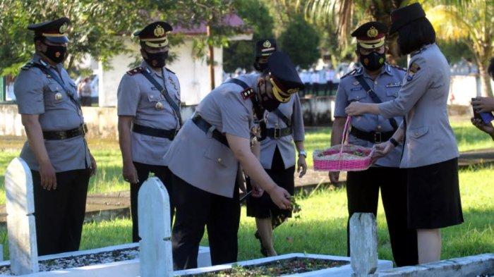 HUT ke-75 Bhayangkara, Kapolres Palopo Pimpin Ziarah di Taman Makam Pahlawan - Tribun-timur.com