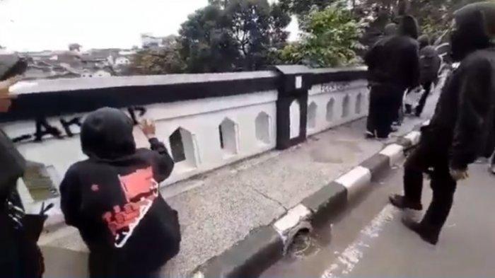 TERUNGKAP Nama Kelompok Baju Hitam di Hari Buruh, ini Arti Bendera ...