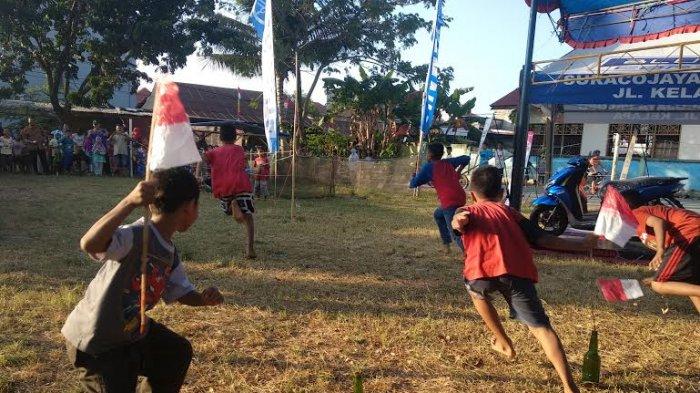 Serunya Lomba Memindahkan Bendera Dalam Botol di Kota Palopo - Tribun ...