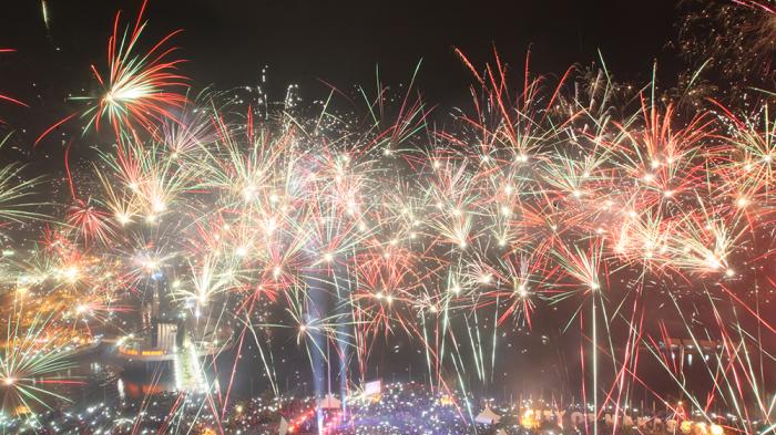 Gemuruh Kembang Api Warnai Malam Tahun Baru 2024 di Pantai Losari Makassar - informasi berita ...