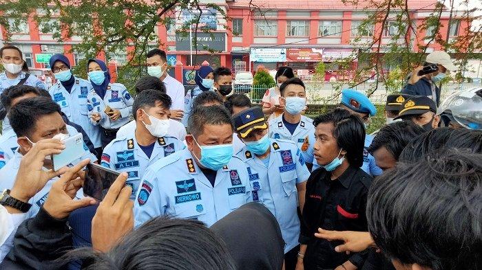 Mahasiswa Unjuk Rasa di Jl Sultan Alauddin Bikin Macet - Tribun-timur.com
