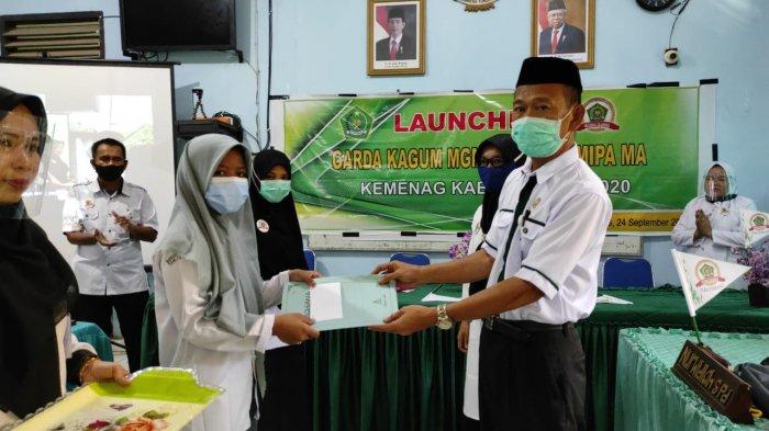 Siswinya Juara Kompetisi Biologi Tingkat Nasional, Kepala MAN Pinrang ...
