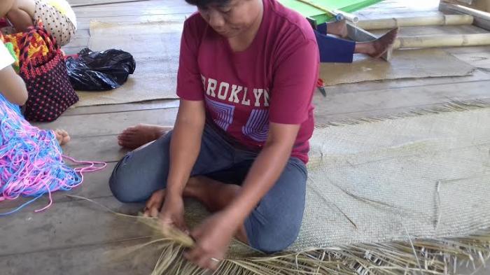 Tas dan Tikar Rajut Toraja Ada di Tonglo - Tribun-timur.com