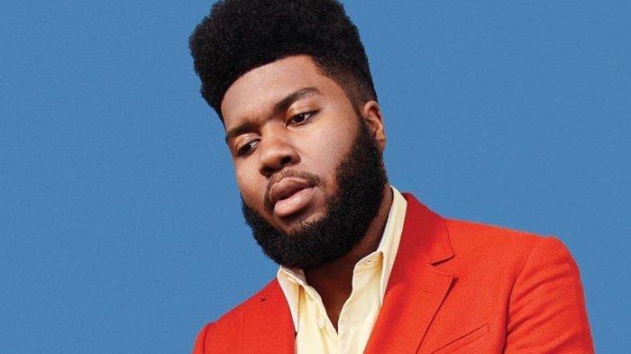 TRIBUNWIKI: Pamer Kedekatan Bersama BTS, Siapa Rapper Khalid? Ini ...