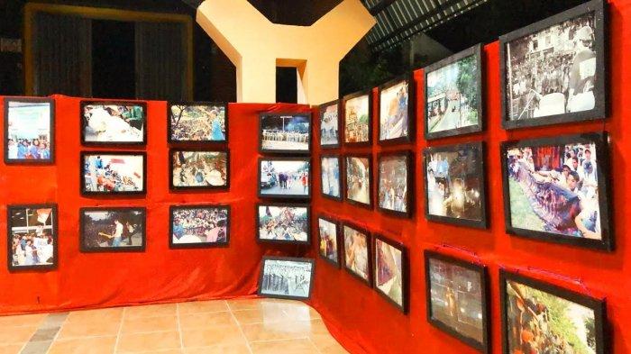 Foto-foto Peristiwa 98 Dipamerkan di Art Center Toraja Utara - Tribun ...