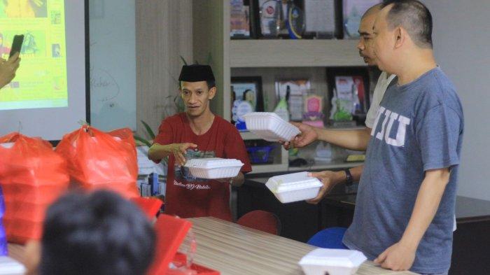FOTO: Konten Kreator Makassar Bagi-bagi Iftar AR7 di Tribun Timur ...