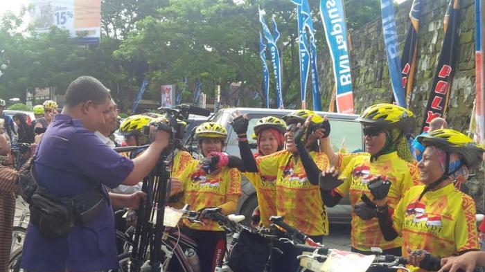 Komunitas Sepeda Bike To Work Finish di Benteng Rotterdam Makassar ...