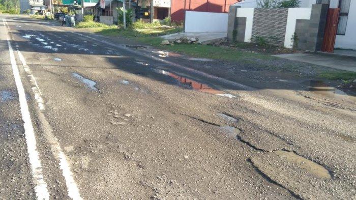 Hati-Hati, Ruas Jalan Kota Barru Rusak, Banyak Lubang - Tribun-timur.com