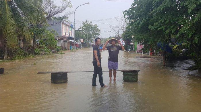 Dua Jam Diguyur Hujan, Sejumlah Jalan dan Kompleks Perumahan di Mamuju Terendam Banjir - Tribun ...