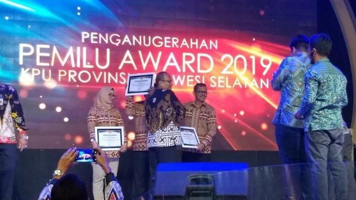 KPU Pangkep Sabet Empat Penghargaan di Pemilu Award 2019 - Tribun-timur.com