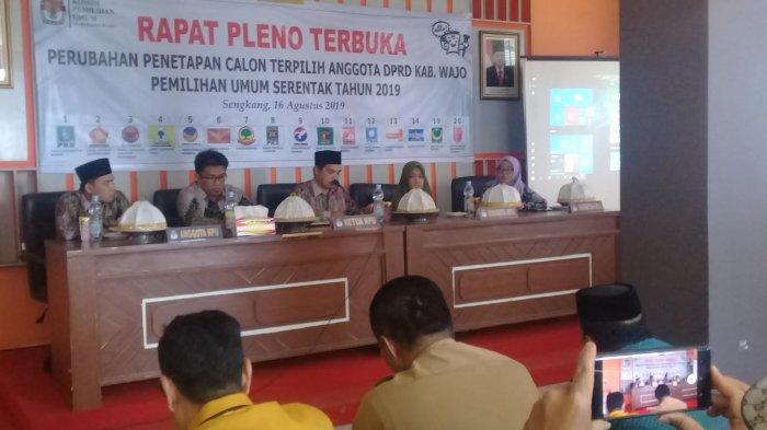 Sebelum Buka Rapat Pleno, Ketua KPU Wajo Minta Maaf - Tribun-timur.com Sebelum Buka Rapat Pleno, Ketua KPU Wajo Minta Maaf - Tribun-timur.com
