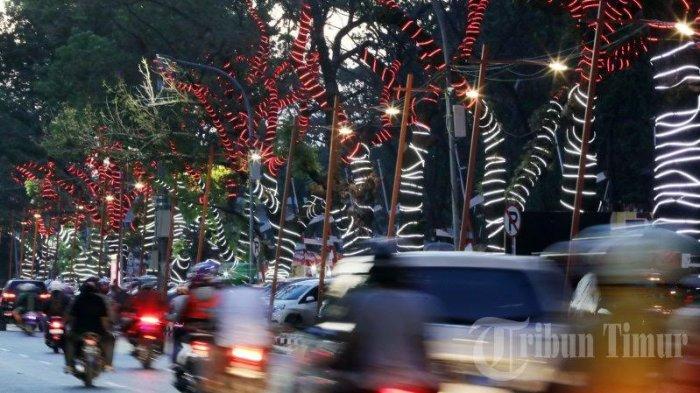 BERITA FOTO; Keindahan Lampu Temaram Hiasi Pohon Kanrerong Karebosi ...