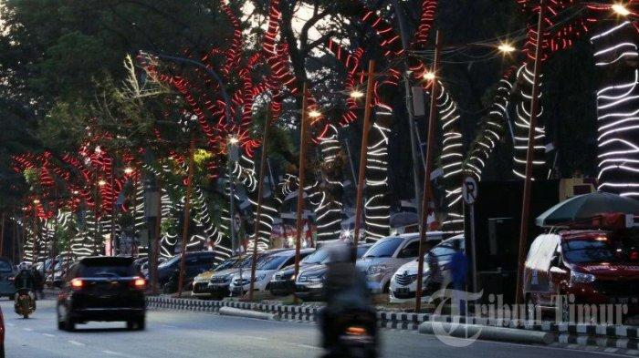 BERITA FOTO; Keindahan Lampu Temaram Hiasi Pohon Kanrerong Karebosi ...