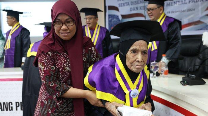 Lansia Berdaya: Wisuda Akbar Sekolah Lansia Makassar 2024 - Tribun-timur.com
