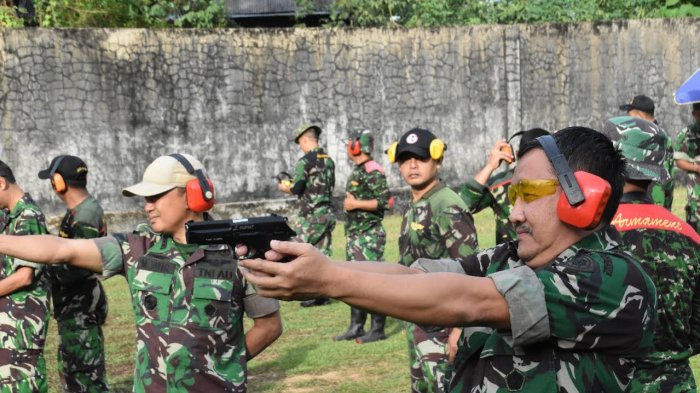 Perwira Koopsau II Ikut Latihan Menembak di Lanud Sultan Hasanuddin ...