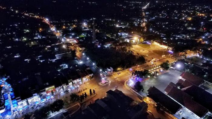 FOTO: Lapangan Merdeka dan Taman Bunga Bone di Malam Hari - Tribun ...