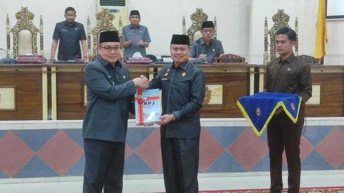Pj Bupati Wajo Serahkan LKPJ 2023 ke Dewan, PAD Capai 95,5 Persen - Tribun-timur.com