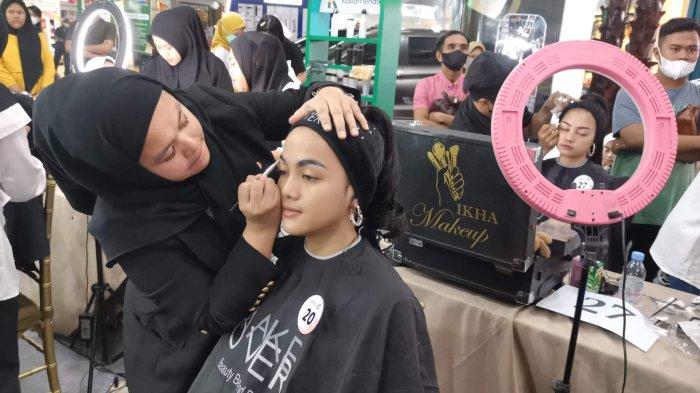Foto Keseruan Kompetisi Make Up Make Over Pada Eleganza MaRI - Tribun ...